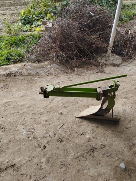 Motoblok plugi sotiladi