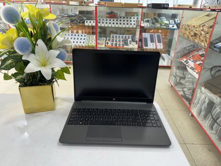 Hp ryzen 5 5500 (i5 11 avloddan kuchli) 6 yadrolik va IPS ekranga ega