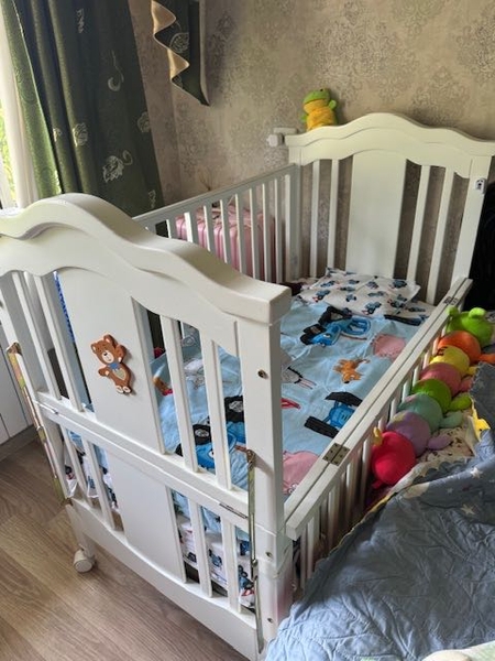 Детская кроватка + матрац + постельное белье + подушка