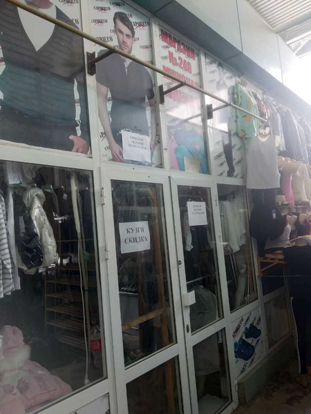 Navoiy shaxar buyum bozorida do'konlar sotiladi