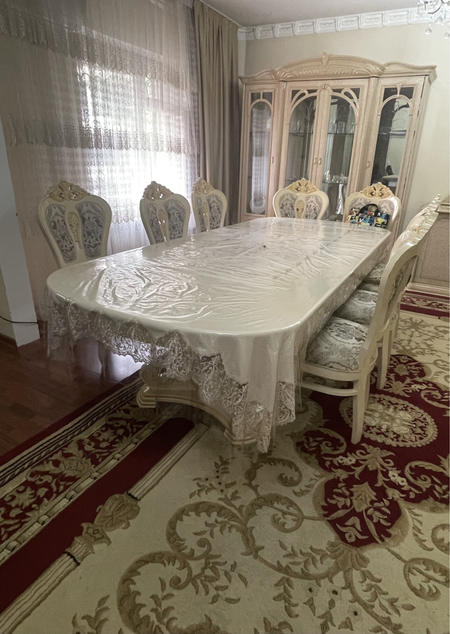 Комод, горка для посуды, стол стулья белого цвета