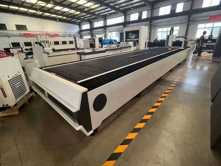UMPROTECH Комбо станок лазерной резки металла с труборезом 1500W