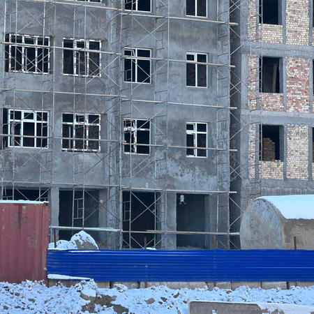 Навоийда Янги микрорайондан курилиши тугалланмаган савдо дукони