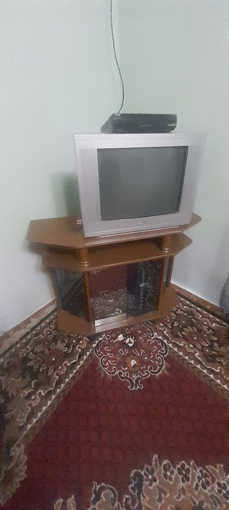 Телевизор с стеклянный поставкой
