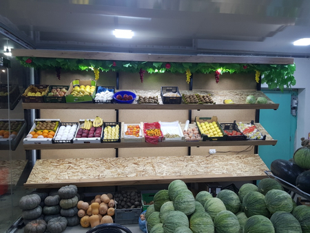 Vitrina polka meva sabzavodlar uchun