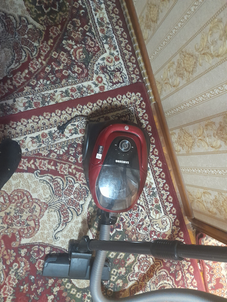 Пылесос почти новый