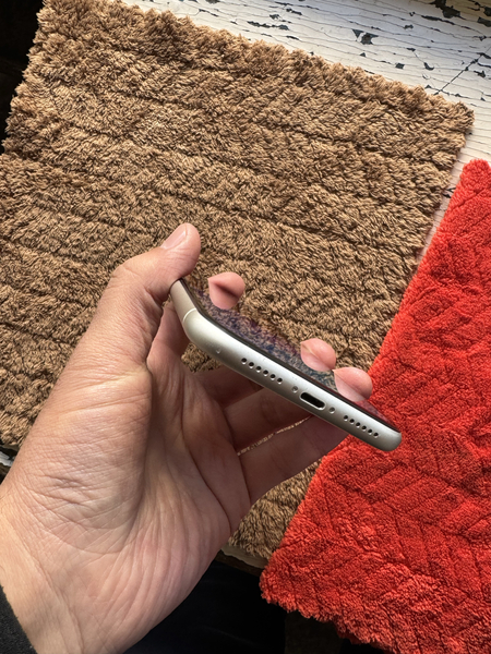iphone 11 pamit 64g holati yahwi faqat ekran aliwgan oqip qlila