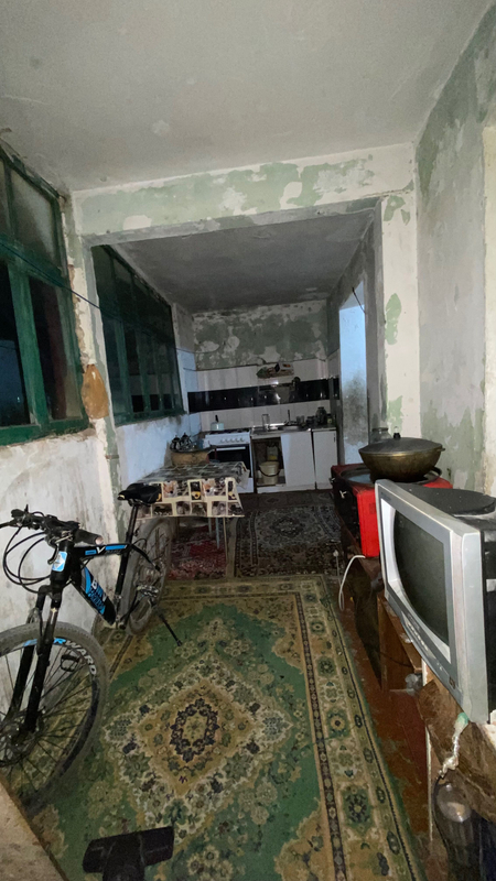 Navoiy shahar markazida joylashgan 2xonali uy sotiladi