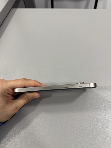 Iphone 15 pro max 256 gb naturalniy titan xolati idyal karobka bor