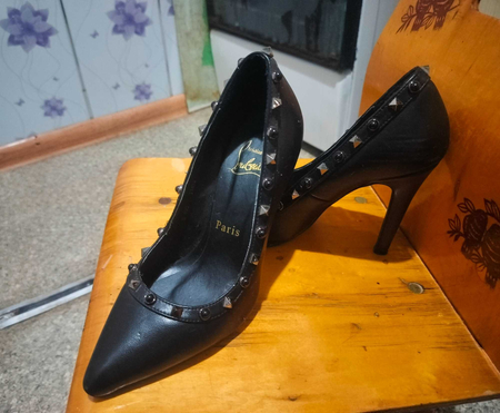 Стильные чёрные туфли