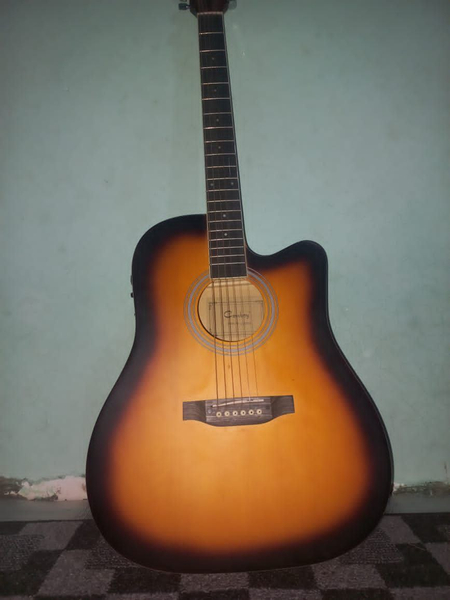 Gitara sotiladi holati alo ekvalayzer chexoli bor narxini kelishamiz