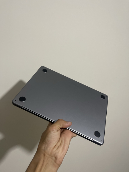 Macbook air 2022 M2 chipli srochniy sotiladi!