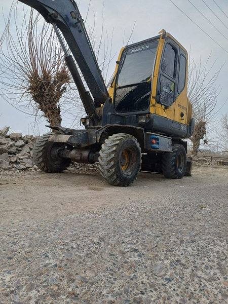 volvo ekskavatorcha srochna sotiladi holati yaxshi