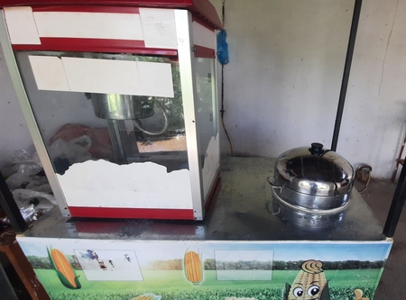 Jòxori va  popkorn aparat kòchma aravacha bilan