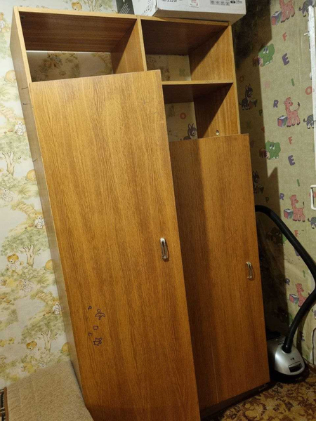 Старая мебель, шкаф, диван и кресла