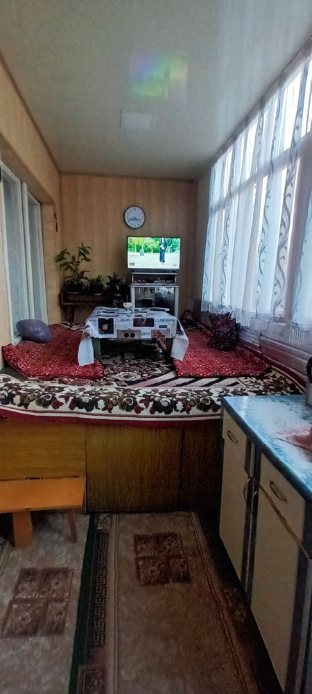 Продаётся 3/2/4 ком квартира. НА массиве Феруза.