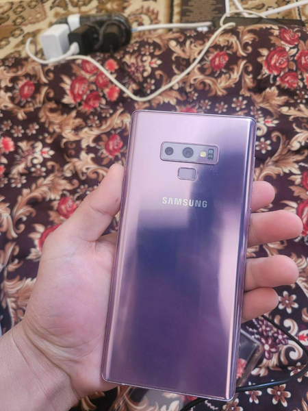 Samsung not 9 soya bor qora fonda blinmidi