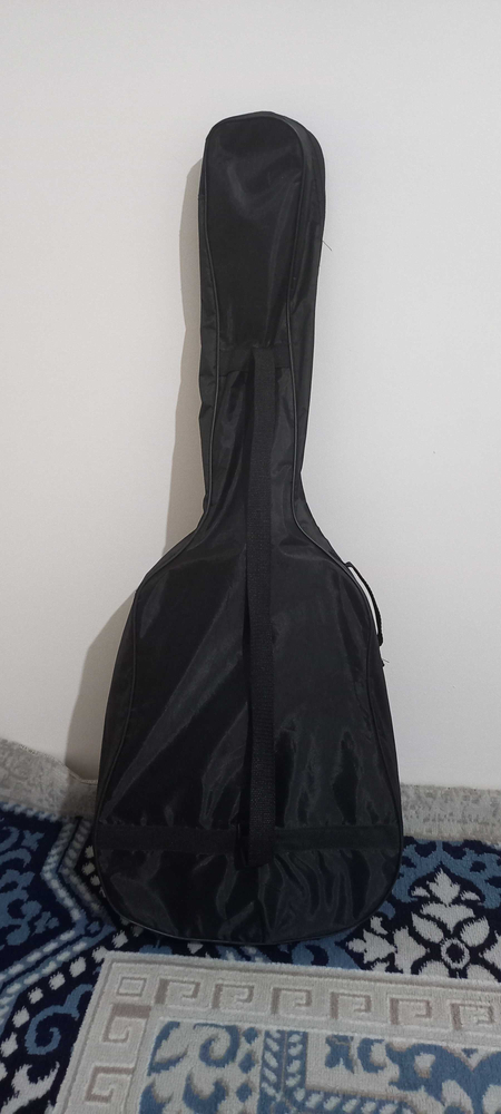 Продам гитару с чехоли.Gitara sotaman chexoli bilan birga.