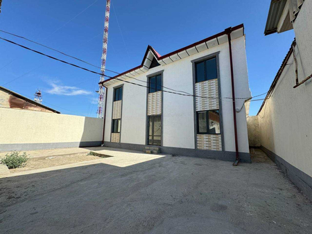 3.5 sotiqli 2 qavatli hovli sotiladi.