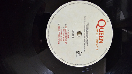 Продается виниловая пластинка QUEEN-MIRACLE,1989  г.