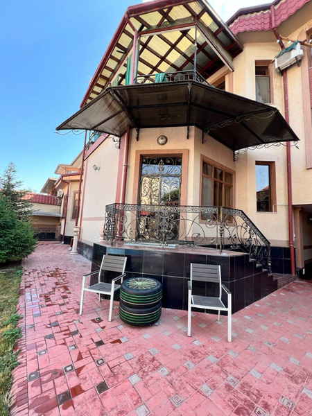 Тараканчик 8 комнат 3 этажа 6 соток 700м2
