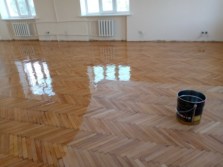 Деревянный пол и шлифовка лакирование.
