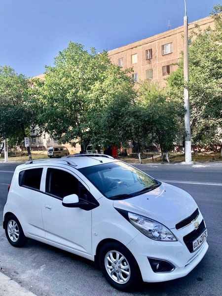 Prodaetsya Chevrolet (SPARK) 4full pozitsiya 2019g beliy 73000 probeg