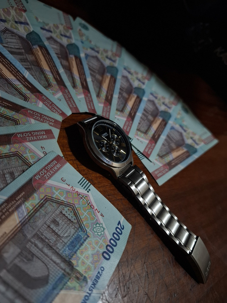 Мужские японские часы CASIO с небольшой царапиной на стекле