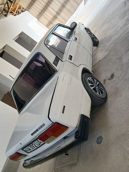 Lada 2107 yurib turgan moshina