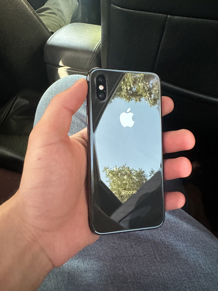 Iphone Xs sotiladi idial