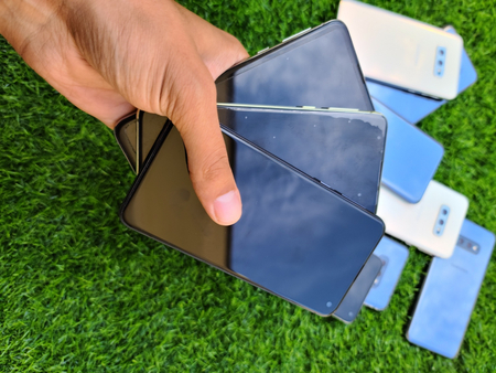Samsung Galaxy S10e DUOS. OzU 6 GB. Hotira 128 GB Garantya beriladi