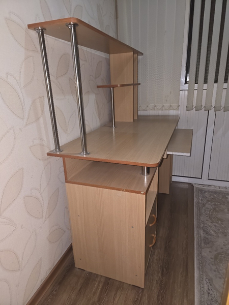 Продаётся большой удобный компьторный стол