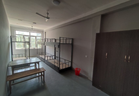 Hostel, студент ўғил болаларга ётоқхона берилади.