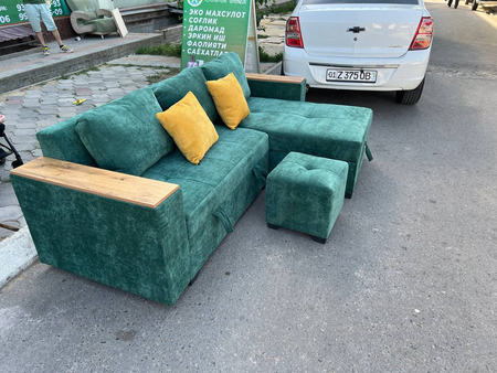 Акция, уголок, диван.
