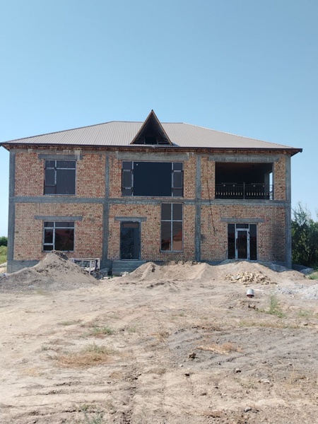 Дом в гулистане продается , 2 этажный не достроенный.