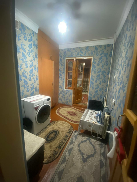 Продаётся  4 комнатная квартира  1 вом этаже с большим  огородом.