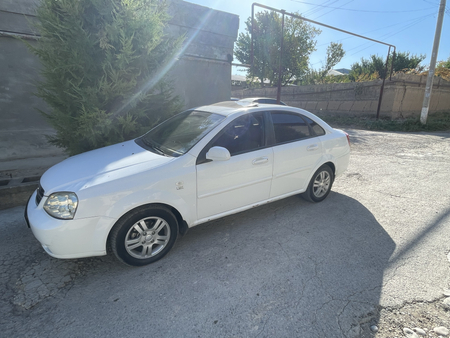 Lacetti 1.8 sotiladi
