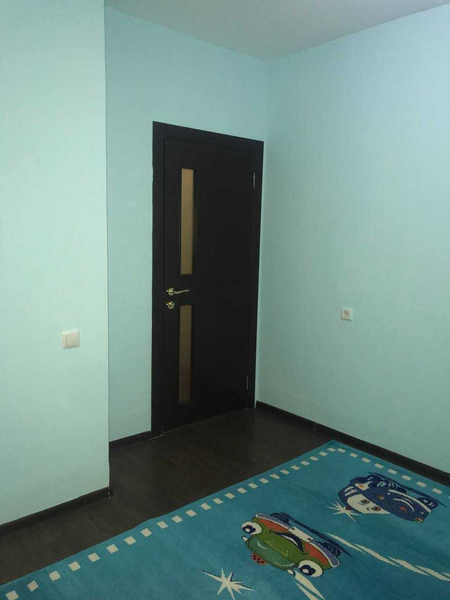 Motrida 7 etajli domlarning 3 etajida 3 xona ijaraga beriladi oilaga