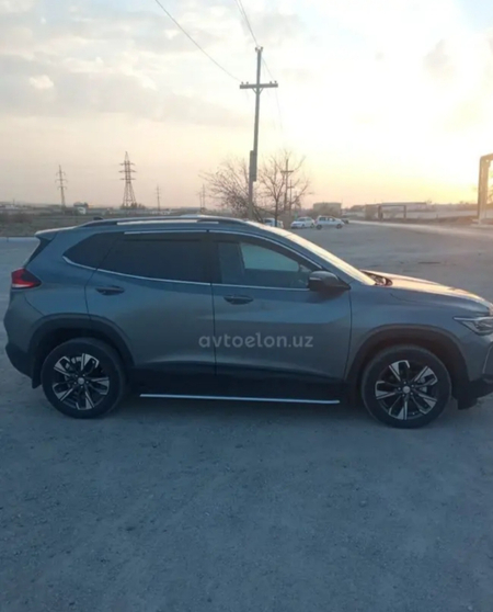 Chevrolet Tracker 3 pozitsiya Kraskasi toza Probeg 35000 mokriy asfalt