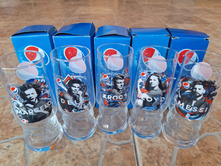 5 ta bakal futbolchilar surati tushirilgan pepsi Brendi ostida