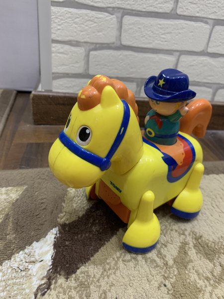 Музыкальная лошадь  Tomy пластик