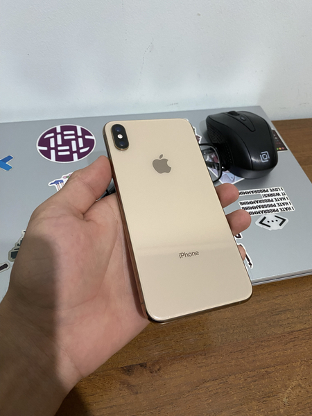 IPhone Xs max айби бор олд камераси учб коган