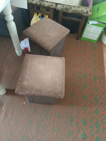 Продам уголок для кухни стол и 2пуфика