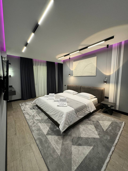 30 kishilik Beverley Hills Chorbog'da Joylashgan