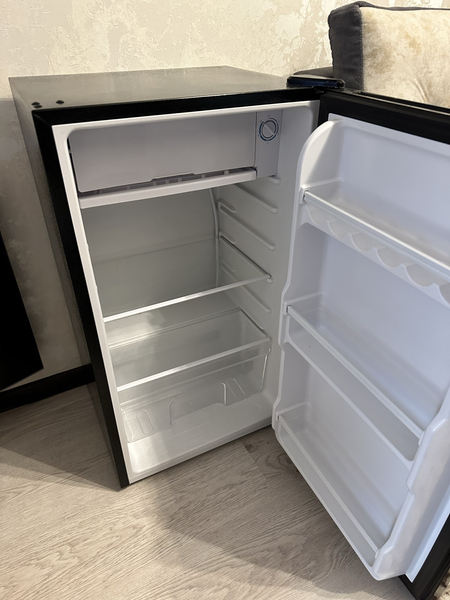 Продается мини холодильник aiwa