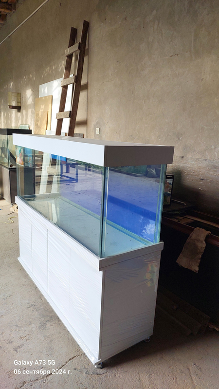 Akvarium sotiladi razmer 150 sm uzunligi eni 45 sm boyi 65 sm Tumbasi