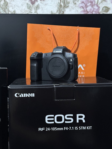 Canon EOS R Body Коробки и документы, зарядка и флешка 64гб