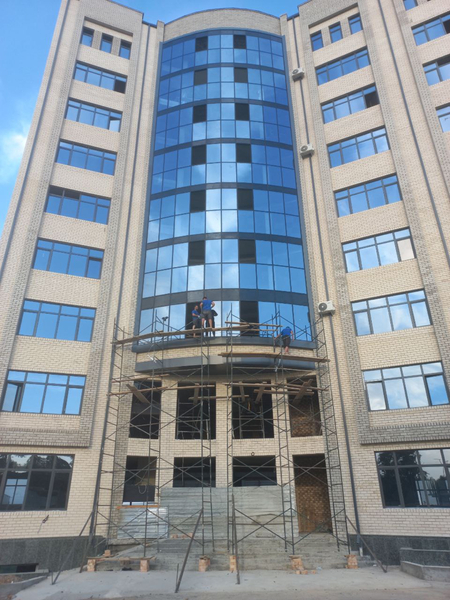 Устоновка оконных рам из ПВХ и алюминя москитная сетка подоко