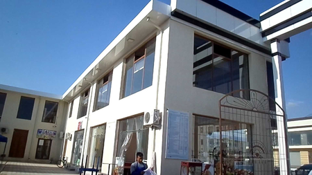 Qarshi shahridagi dehqon bozori atrofidagi do‘konlar sotiladi