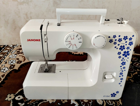 Продам машинку швейную Janome